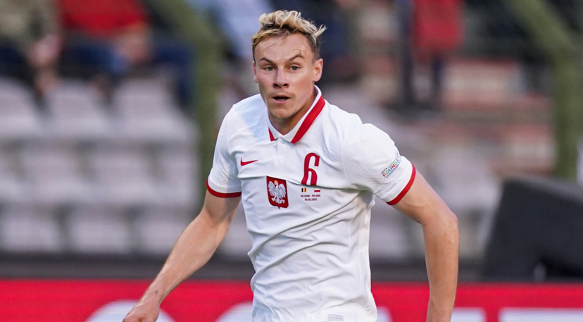 Spezia sign Poland midfielder Zurkowski on loan from Fiorentina ...